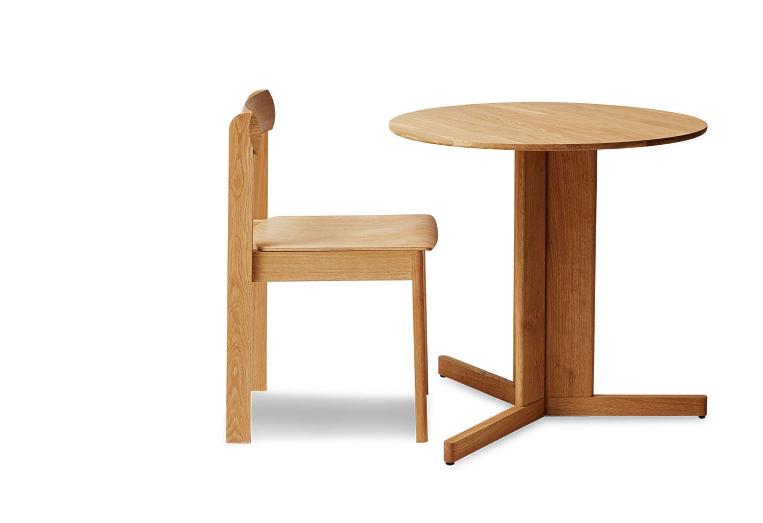 Form & Refine Trefoil Round Table 3 Legs | twentytwentyone | Natural ...